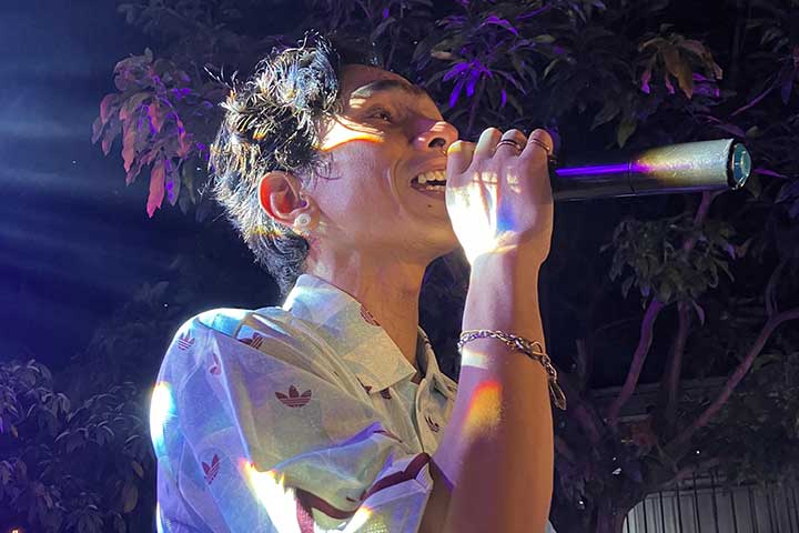 Ari Lesmana Vocalist band Fourtwnty Bawakan Lagu Mangu di Bandar Lampung